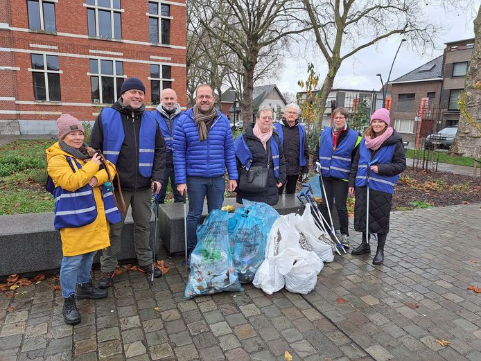 Liberalen ruimen zwerfvuil op | Niel | hln.be