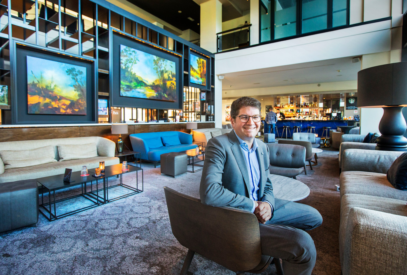 Van hulpje in spoelkeuken naar directeur van grootste hotel Den Haag ...