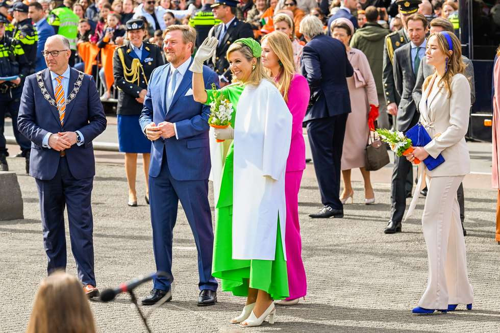 Tranen bij Máxima tijdens afscheid in Rotterdam • Gezellige drukte in ...