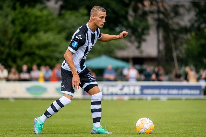 Van der Water in de basis tegen oude ploeg Almere City | Heracles ...