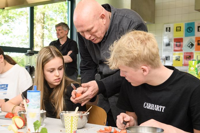 TV-kok Pierre Wind geeft lesje motivatie op De Waerdenborch in Goor ...