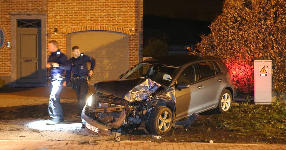 VW Golf veroorzaakt ongeval door agressief rijgedrag, vier agenten ...