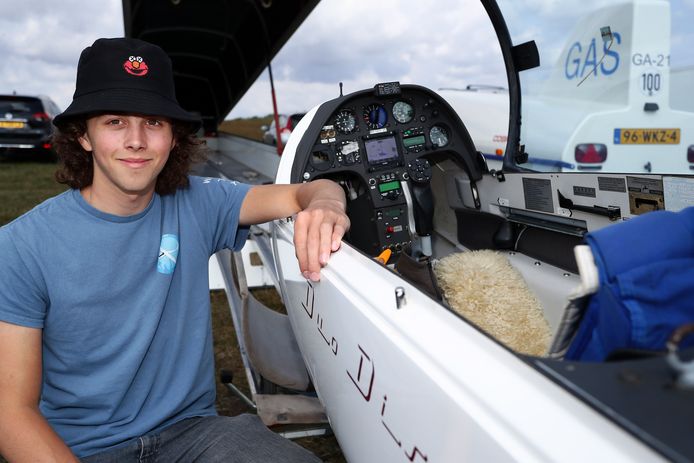 Tim (18) belandde op vakantie in een zweefvliegtuig en is nu kampioen ...