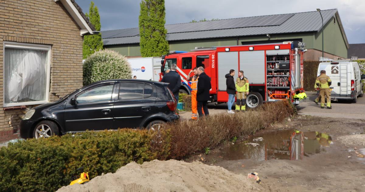 Automobilist verliest macht over het stuur en knalt tegen gevel van huis in Veen | 112 nieuws ...