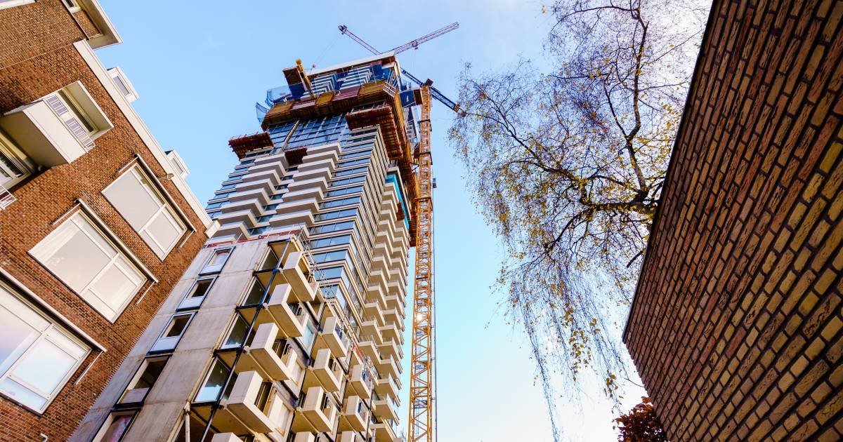 Er is weinig behoefte aan luxe en dure woningen, toch worden ze massaal ...