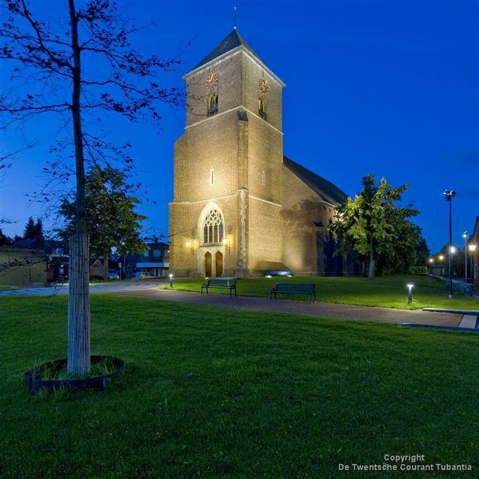 Zon onder, spots aan op Grote Kerk in Neede | Achterhoek | tubantia.nl