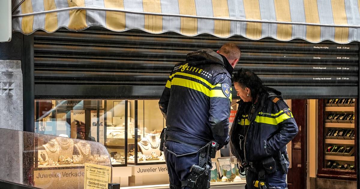 Verdachte van overval op juwelier blijft vastzitten | Schiedam | AD.nl