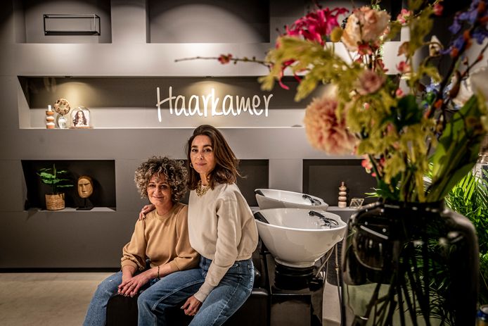Kappers Daniëlle en Bianca staan eindelijk op eigen benen: ‘We durfden ...