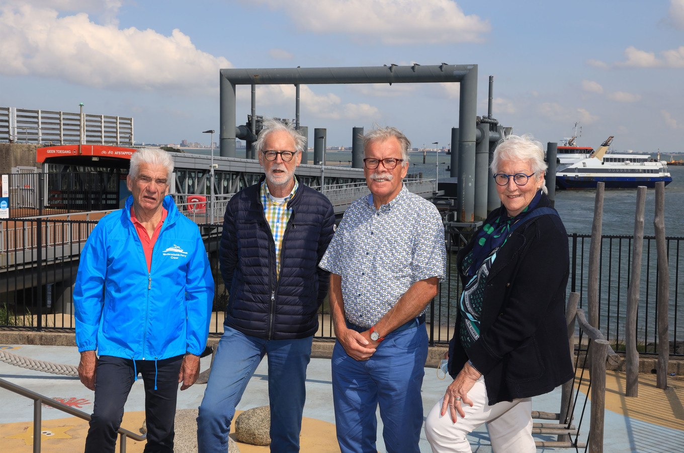 Gidsen Visserijmuseum vertellen op het fietsvoetveer alles over de ...