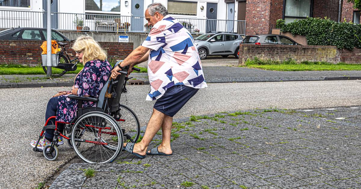 Afstapjes van stoep vormen enorm obstakel voor Marion (60) uit Zwolle ...
