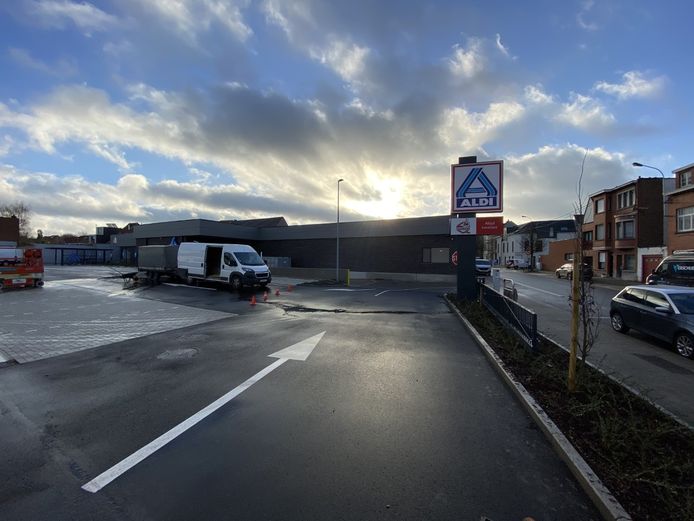 “Tot 7.000 klanten per week”: uitgebreide en vernieuwde Aldi in centrum Kortrijk heropent ...