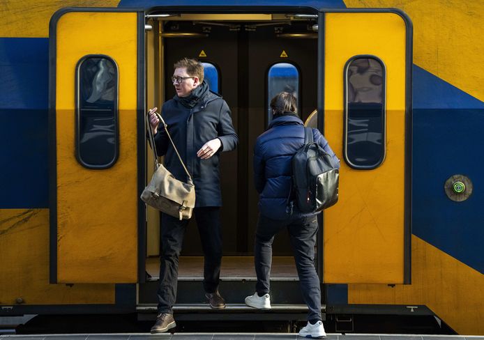 NS duikt diep rood in, Koolmees kondigt aan: ‘Treinkaartjes gaan fors ...