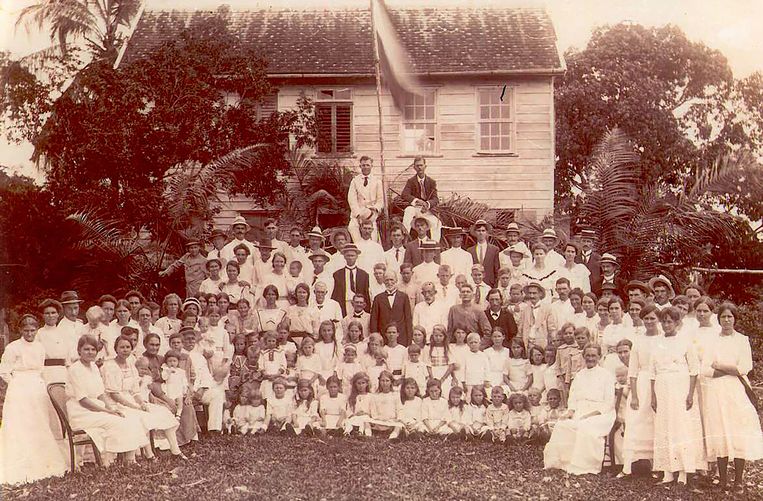 Op klompen trokken honderden straatarme Nederlanders 175 jaar geleden ...