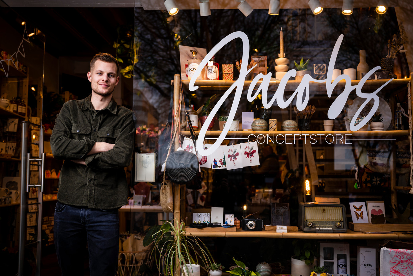 INTERVIEW. Thomas is 24 en opent z'n 24ste winkel: "Het werkt van ...