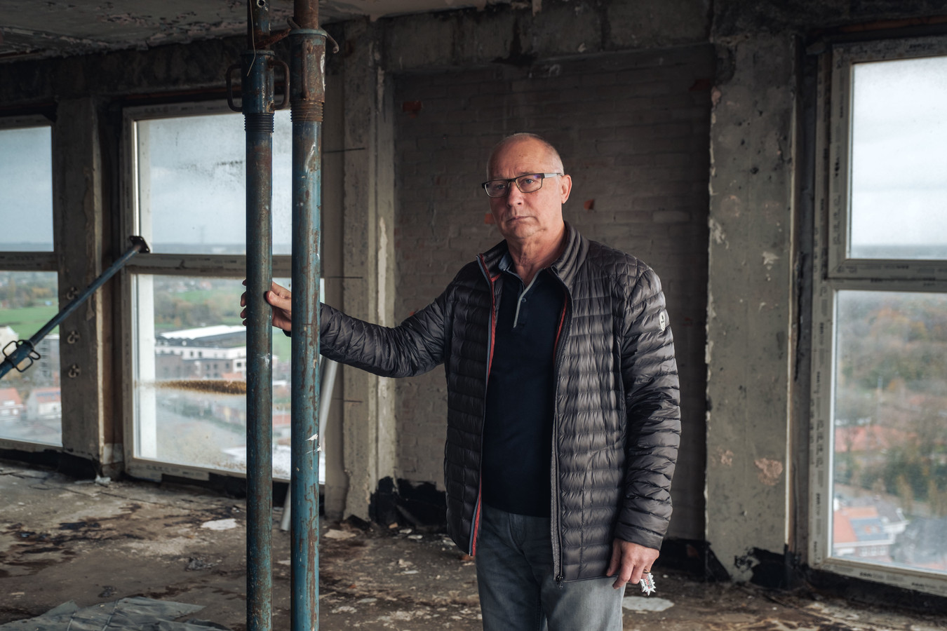 Bruno (67) woont al tien jaar in ‘onbewoonbare’ Flash Design Tower ...