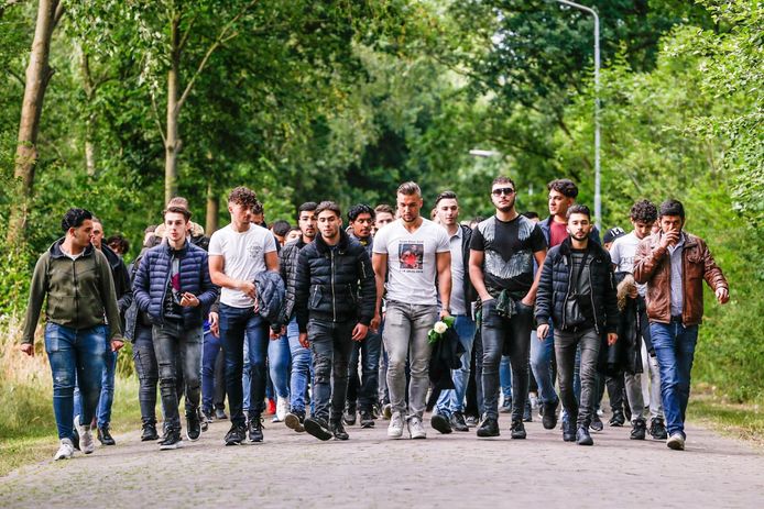 Stille tocht voor overleden Dilan (16) in Made: 'Mooi dat iedereen hier ...