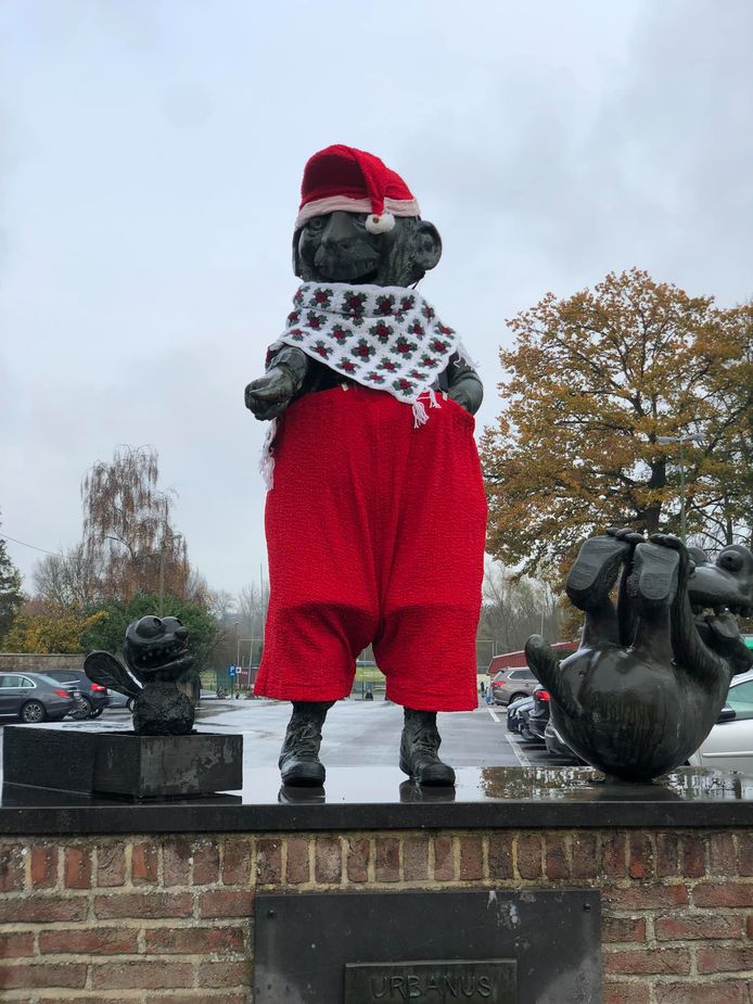 Standbeeld Urbanus uitgedost in Kerstoutfit voor Tollembeekse ...