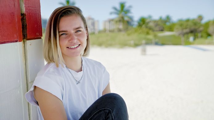 Emma uit Au Pairs vrolijk door regenboogzebrapad bij Thools ...