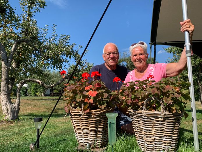 Jan en Riet zijn met geen stok uit hun oerdegelijke nieuwe caravan te ...