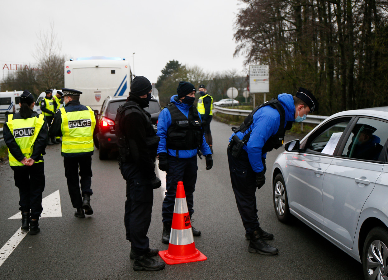 File van vier kilometer op E17 richting Frankrijk door coronacontroles ... File van vier kilometer op E17 richting Frankrijk door coronacontroles ...