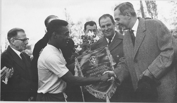 Tijdens Europese tournee in 1963 deed Pelé op uitnodiging van Philips ...