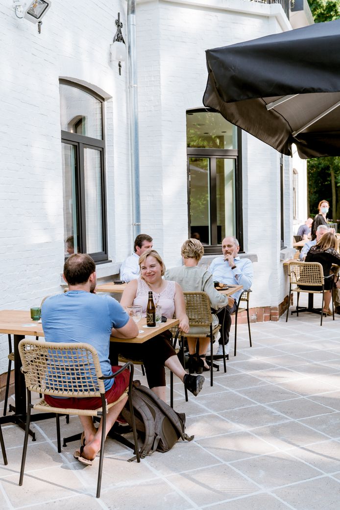 Park Adrem is genieten van hapjes en drankjes midden in het Heldenpark | Eeklo | hln.be