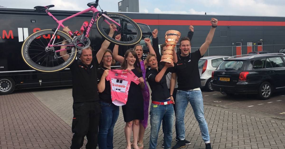 Team Sunweb komt thuis met roze trofee, trui én fiets | Binnenland | AD.nl