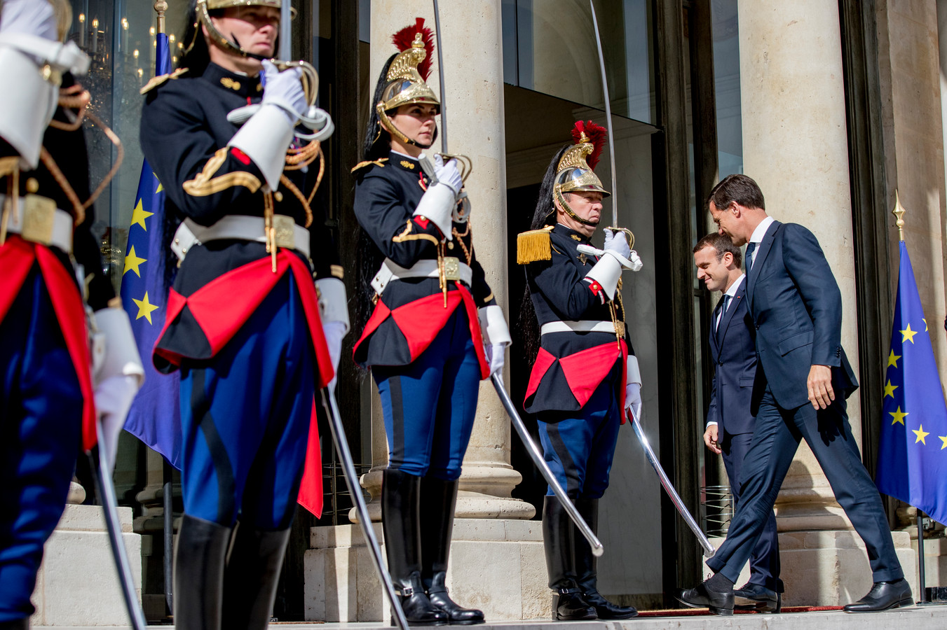 In beeld: Rutte op de koffie bij Franse president Macron | Foto | AD.nl