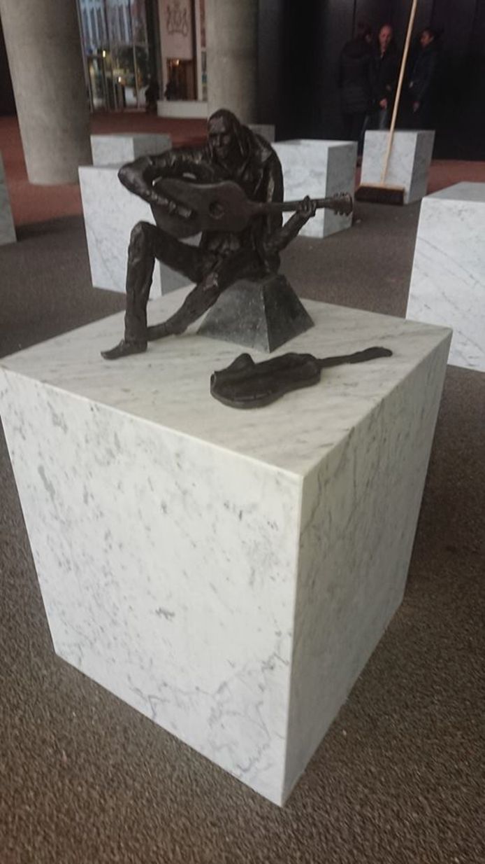 Beeldje van Chuck Deely bij CS gezet | Den Haag | AD.nl