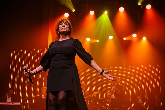 Liliane Saint-Pierre viert 60 jaar carrière en komt naar Sint-Pieters ...