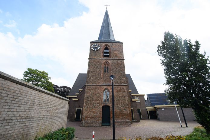 Is Dorpskerk in Wierden onveilig? Drager durft toren niet in om ...