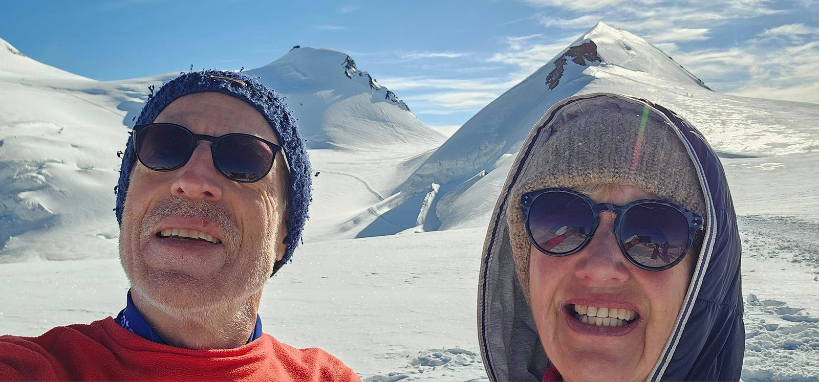 Cabaretier Karel Declercq strooit as van moeder Lucienne (89) uit op haar favoriete berg ...