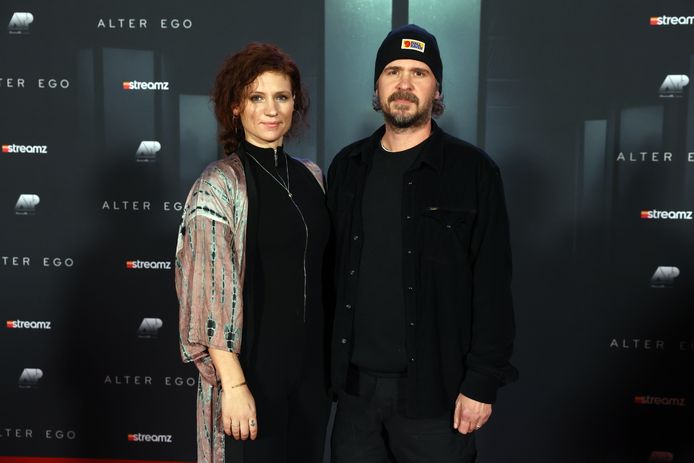 Danira Boukhriss voor het eerst met zwanger buikje op rode loper naast ...