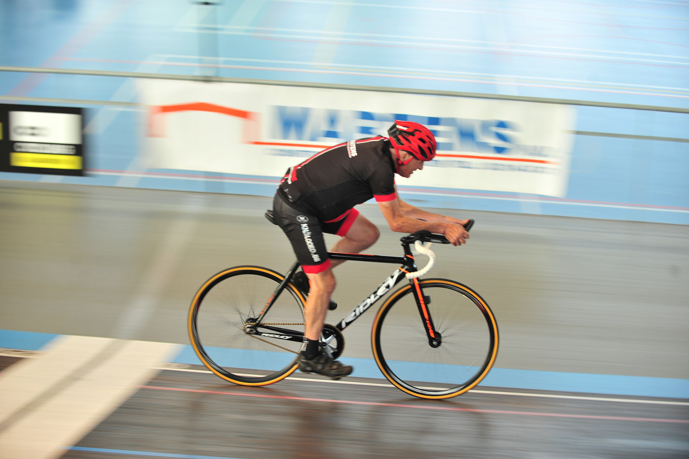 Jef Geerts (80) breekt Belgisch werelduurrecord op de piste: “Ik sta ...