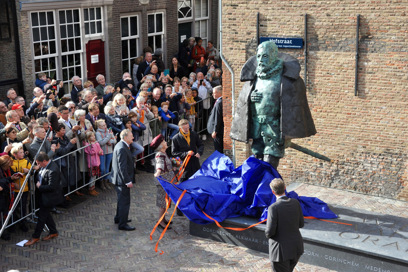 Standbeeld Willem van Oranje onthuld door prinses Beatrix | Foto | AD.nl Standbeeld Willem van Oranje onthuld door prinses Beatrix | Foto | AD.nl