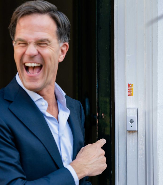 Mark Rutte koopt de eerste kinderpostzegels en krijgt een sticker op de ...