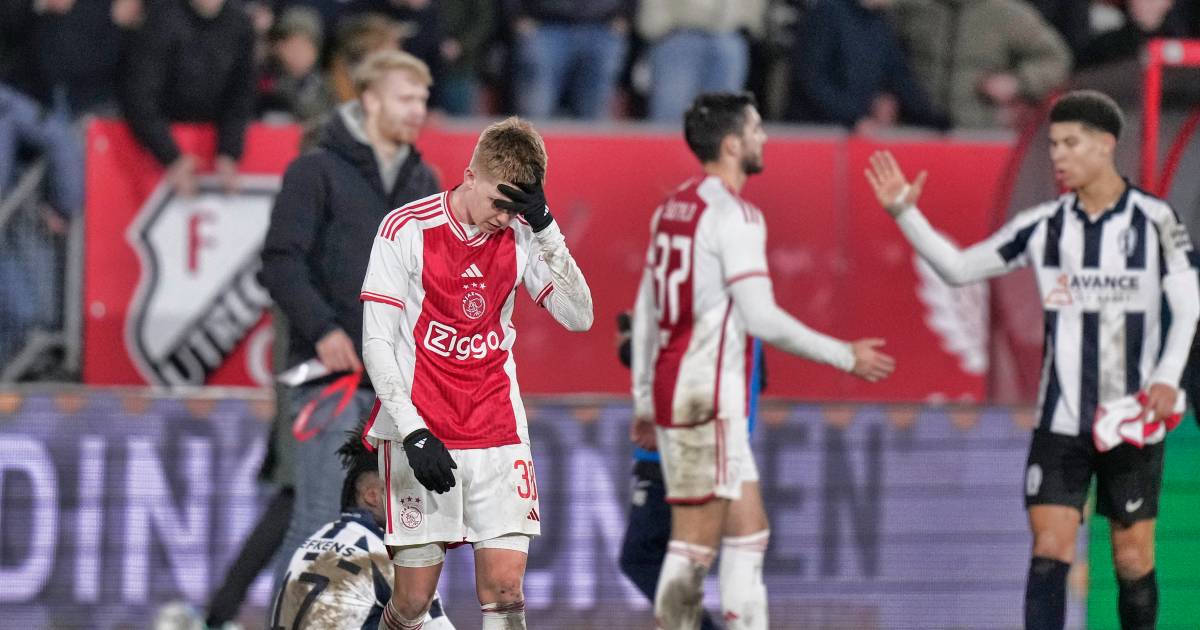 Historische stunt: zwalkend Ajax onderuit tegen amateurs van Hercules in KNVB-beker | Voetbal ...