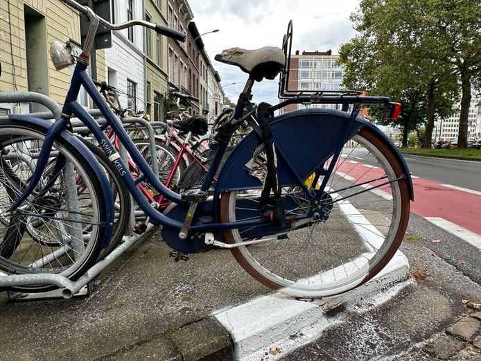 Fiets over de stoeprand geparkeerd? Geen probleem voor vervende ...