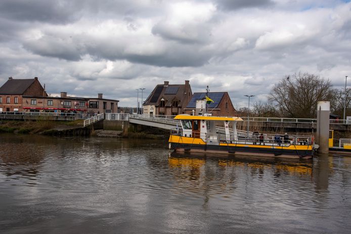Nieuwe en grote boot verzorgt veerdienst tussen Schellebelle Dorp en ...