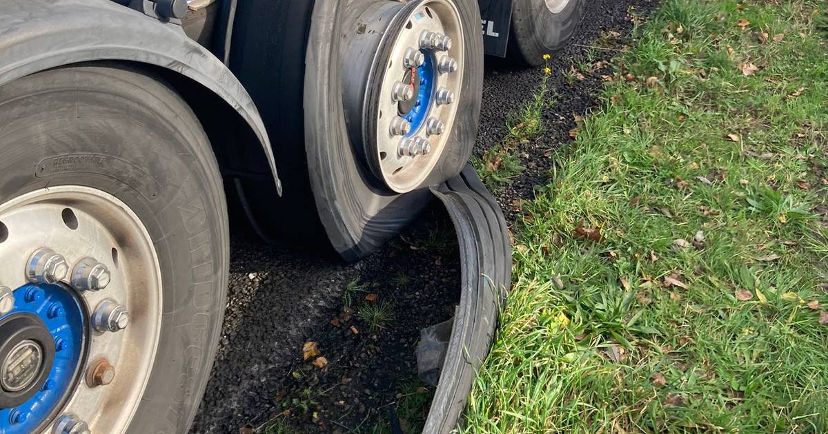 Vrachtwagen met klapband op A58 bij Oirschot zorgt voor tijdelijke omleiding van verkeer ...