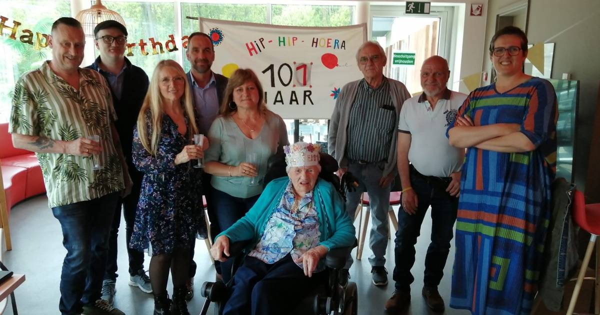 101-jarige Emma Pulmans wint nog maar al te vaak met spelletje bingo ...