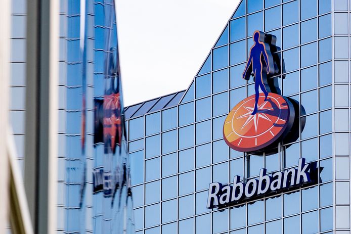 Klimaatactivisten gaan naar de jaarvergadering van de Rabobank in ...