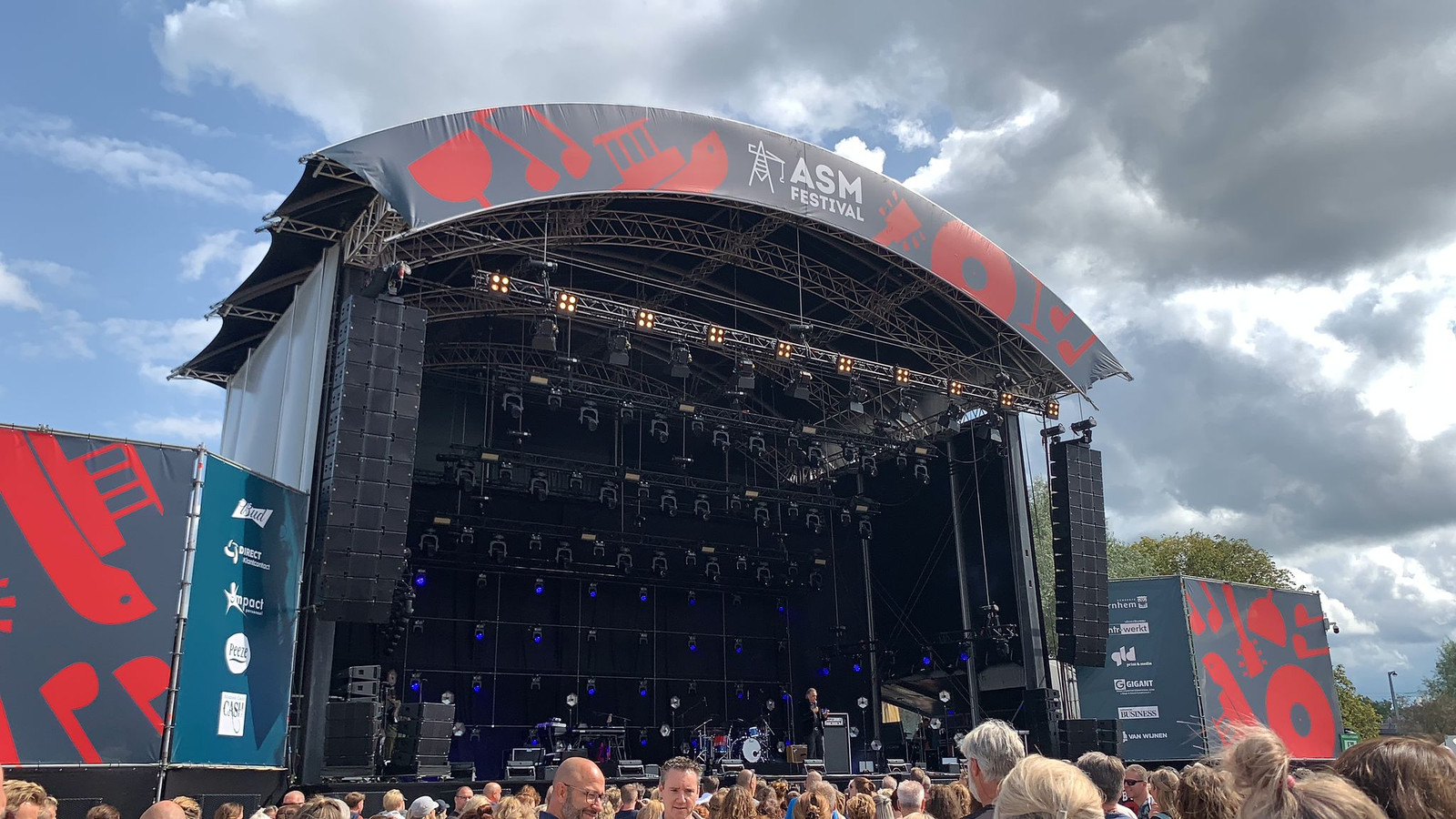 Het Is Al Vroeg Druk Bij Zonovergoten Asm Festival Racoon Trapt Af Na
