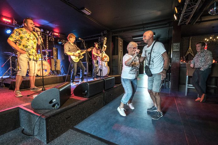 Oud-zanger Shocking Blue jamt mee bij JJ Music House: ‘Dit heb je ...