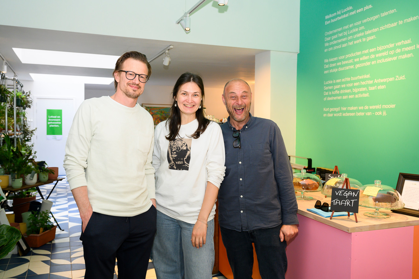 REPORTAGE. In deze buurtwinkel op het Zuid nemen mensen met een ...