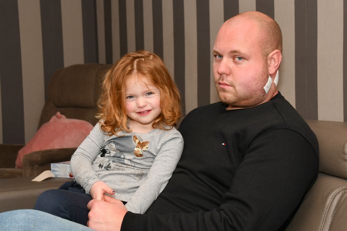 Kevin (32) probeert vrouw en kind te beschermen en incasseert vijf ...