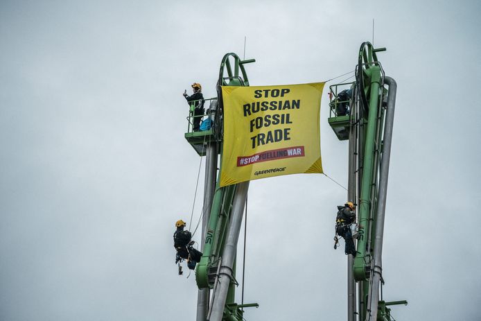 Greenpeace blokkeert lossen van Russisch gas in Finland | Buitenland ... Greenpeace blokkeert lossen van Russisch gas in Finland | Buitenland ...