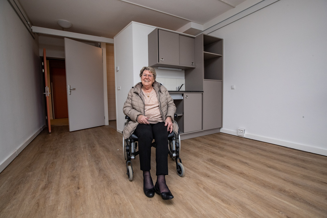 Janny blij met nieuwe kamer in De Bloemendal maar moet even slikken bij haar uitzicht: ’Dáár ...