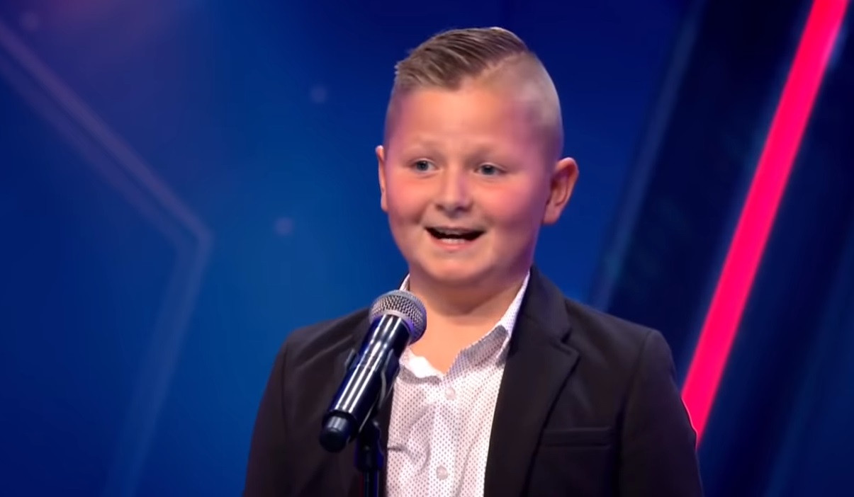 Hoe gaat het nu met volkszanger Pietje Tomassen (12), die de harten van ...