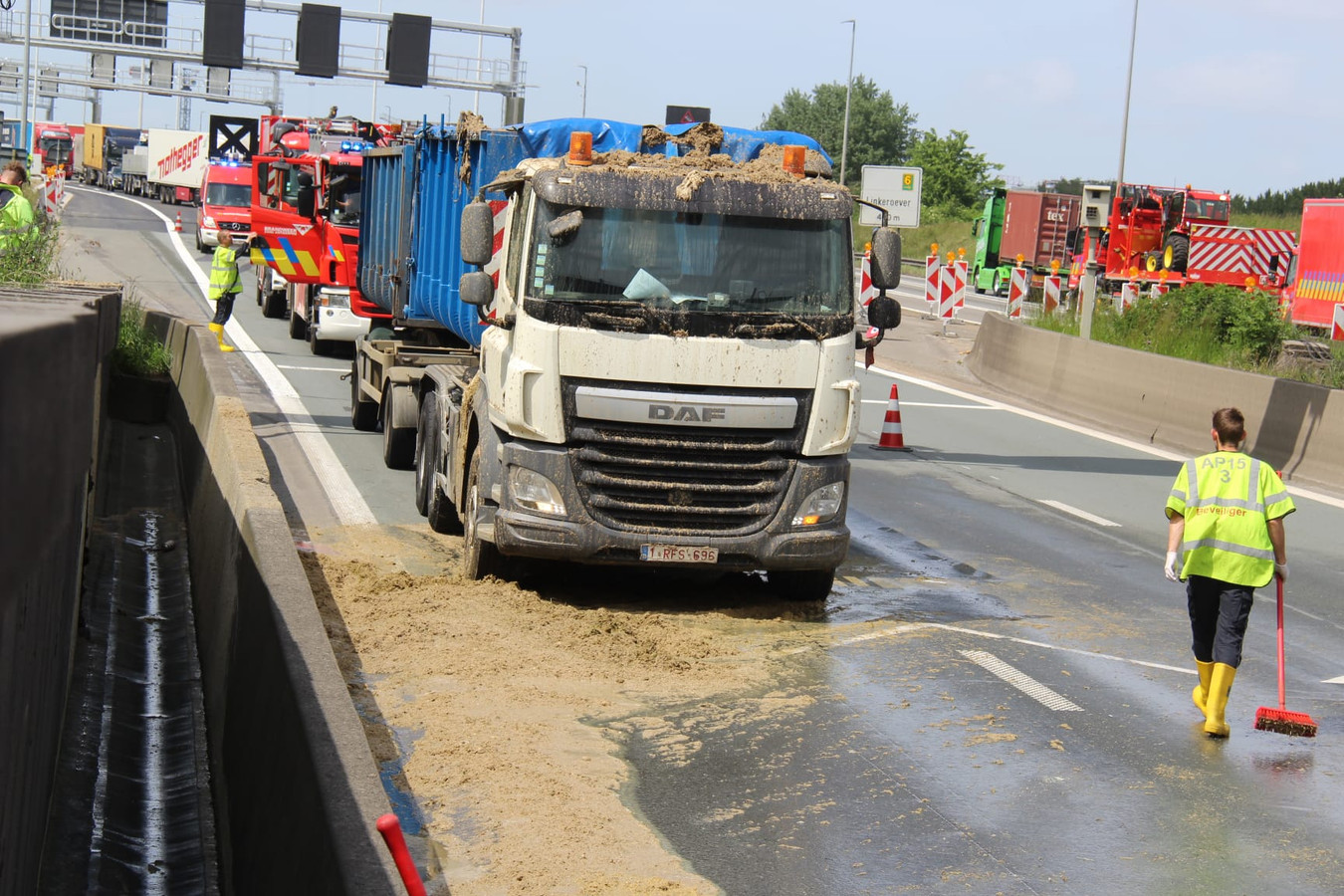 Drie rijstroken aan Kennedytunnel tijdlang versperd door vrachtwagen ... Drie rijstroken aan Kennedytunnel tijdlang versperd door vrachtwagen ...